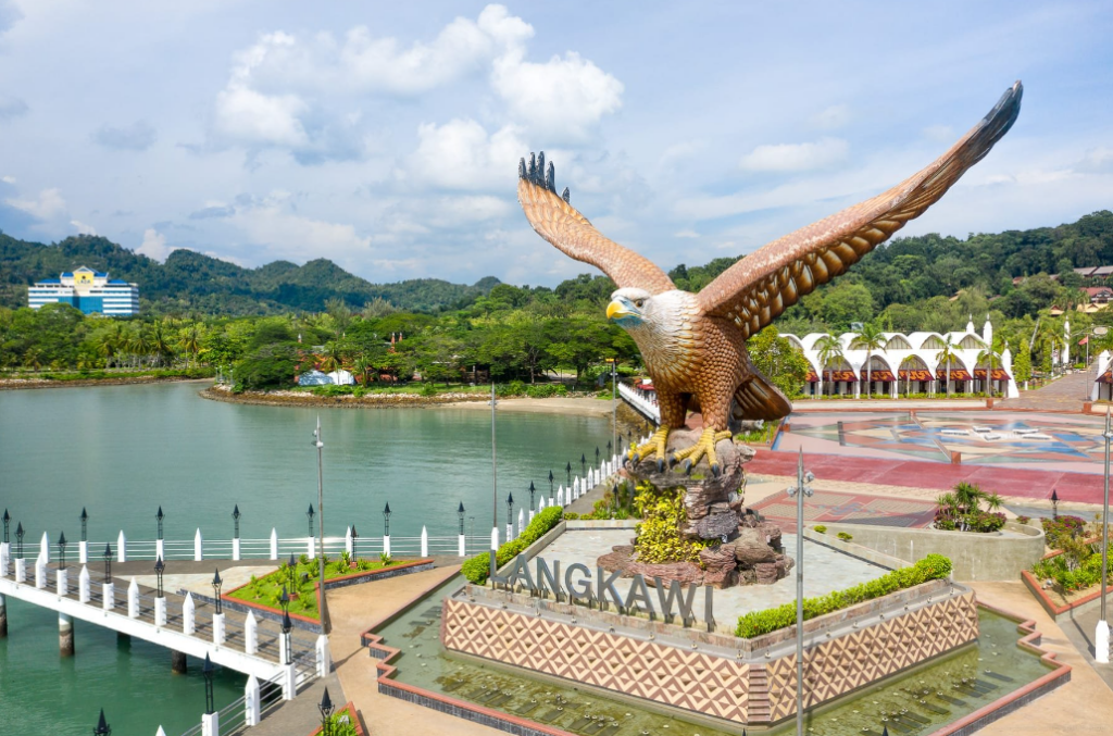 Dataran Lang : Simbolik Helang Raksasa Langkawi - JomMaiKedah.com