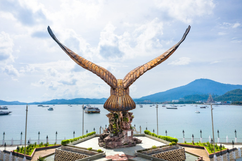 Dataran Lang : Simbolik Helang Raksasa Langkawi - JomMaiKedah.com